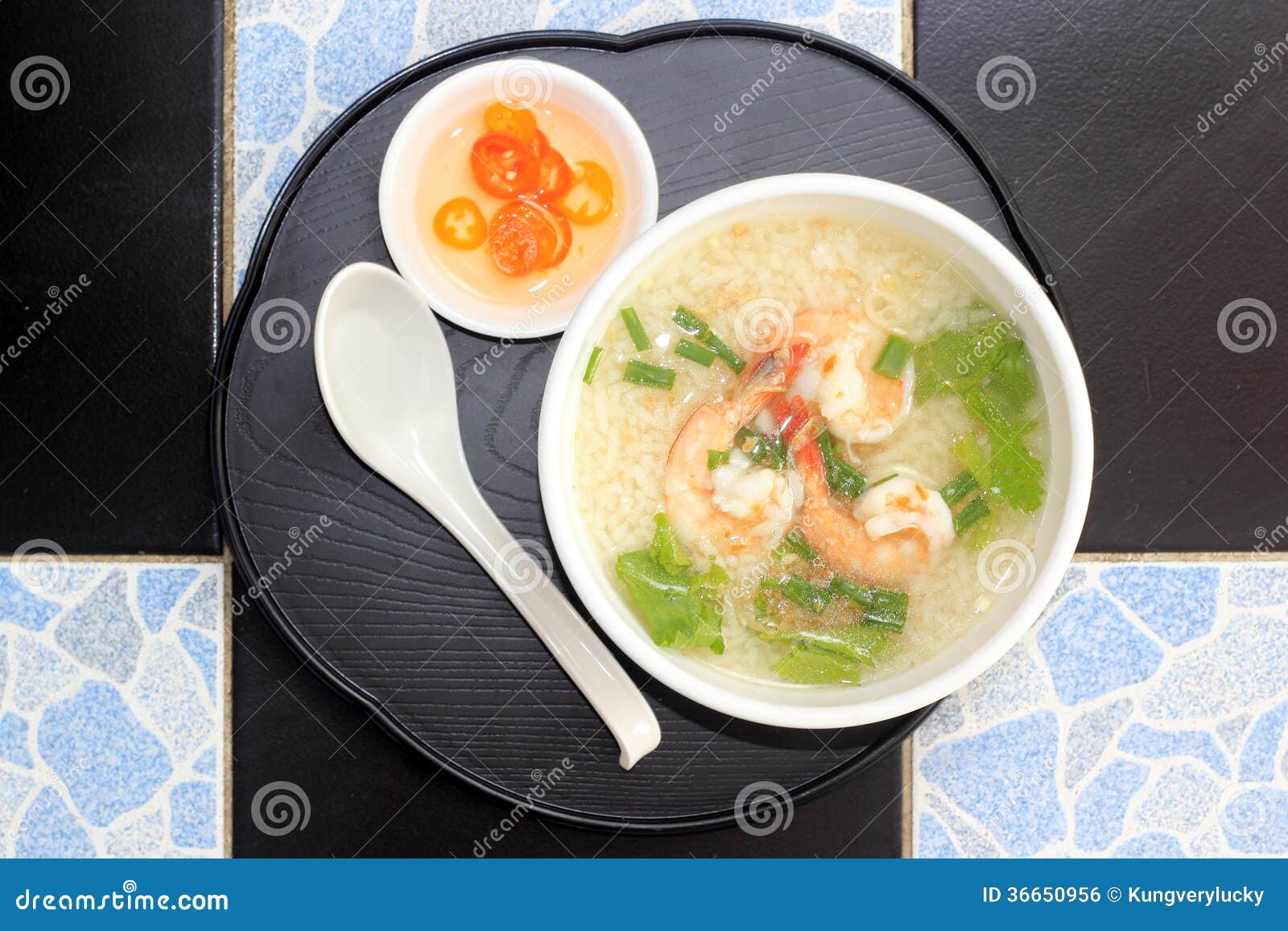 Riz Bouilli Avec La Crevette Photo stock - Image du apéritifs, asie ...