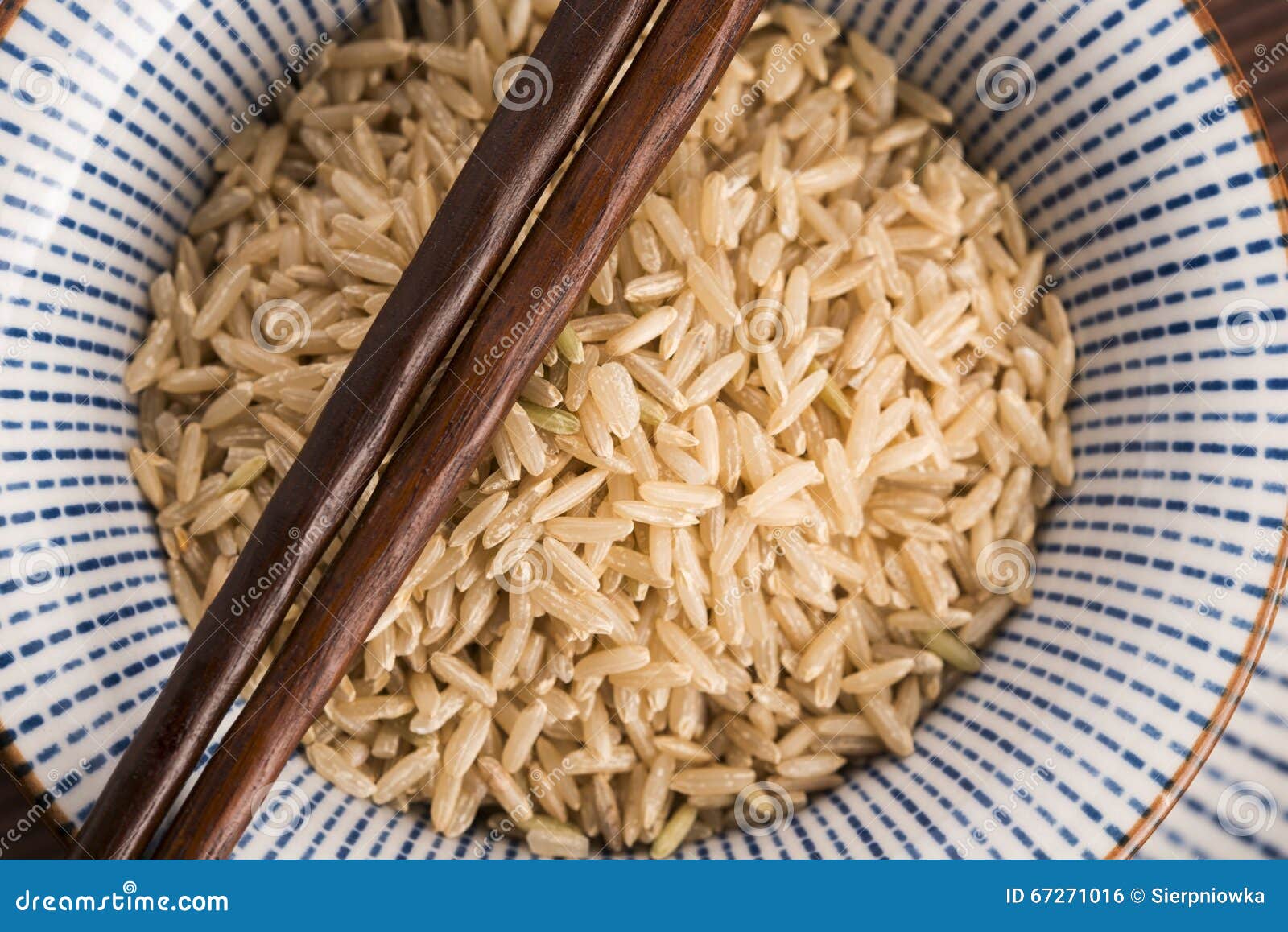 Riz brun cru photo stock. Image du sain, brun, personne - 67271016