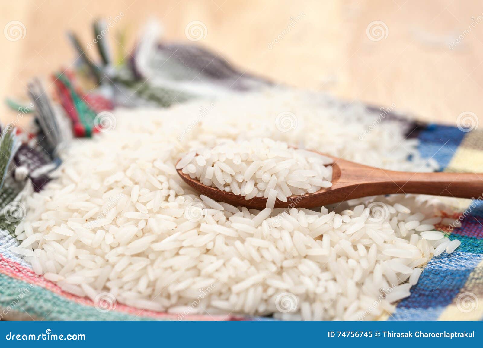 Riz cru image stock. Image du fond, asiatique, groupe - 74756745