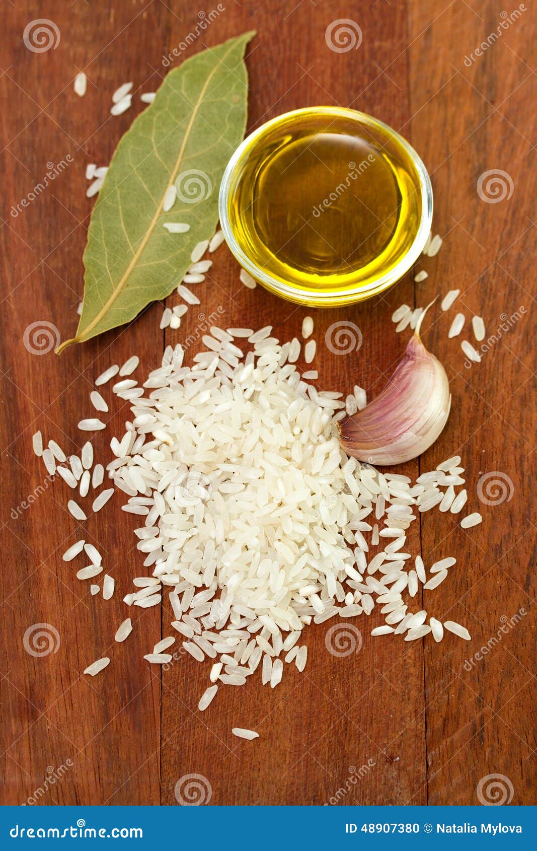 Riz cru avec de l'huile photo stock. Image du nature - 48907380