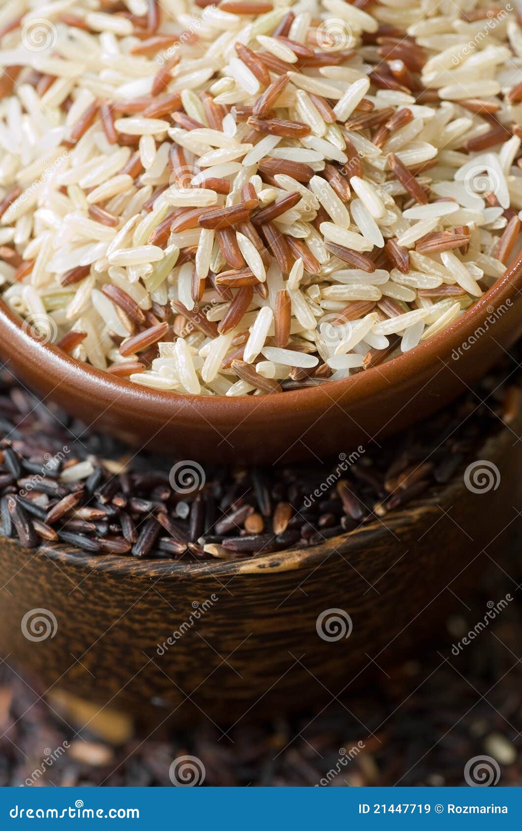 Riz cru dans des cuvettes image stock. Image du fermer - 21447719