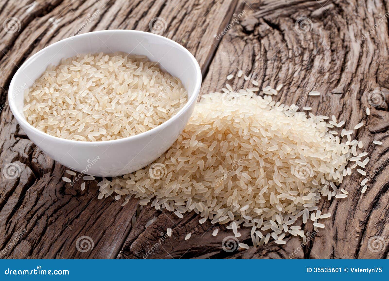 Riz cru dans une cuvette image stock. Image du foncé - 35535601