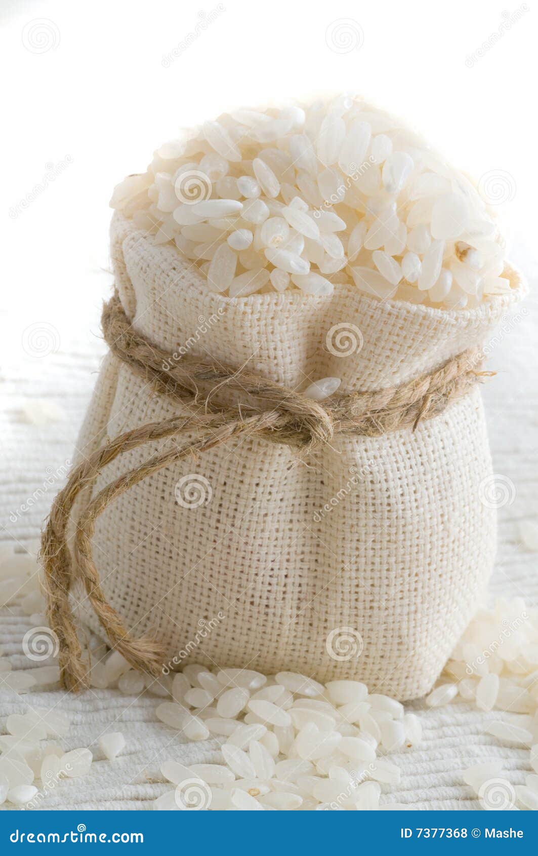 Riz dans le petit sac photo stock. Image du manger, gruaux - 7377368
