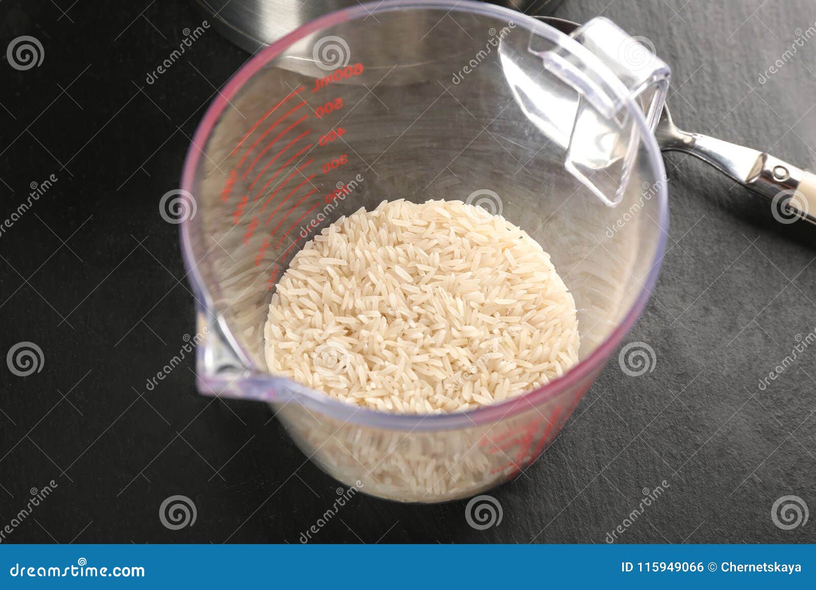 Riz En Verre De Mesure Sur La Table Photo stock - Image du préparation ...