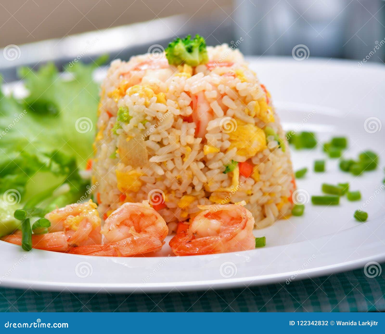 Riz Frit De Crevette Du Plat Blanc Photo stock - Image du déjeuner ...