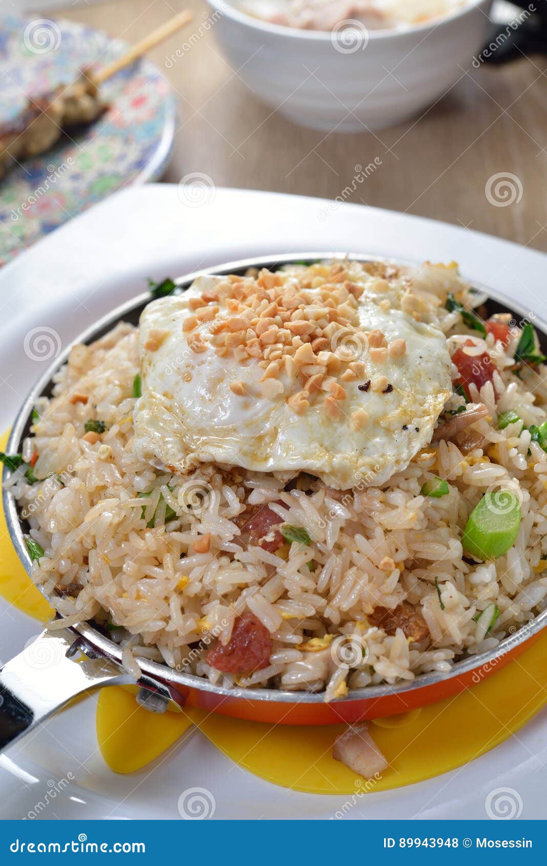 Riz frit de Fried Egg photo stock. Image du sauce, thaïlandaise - 89943948