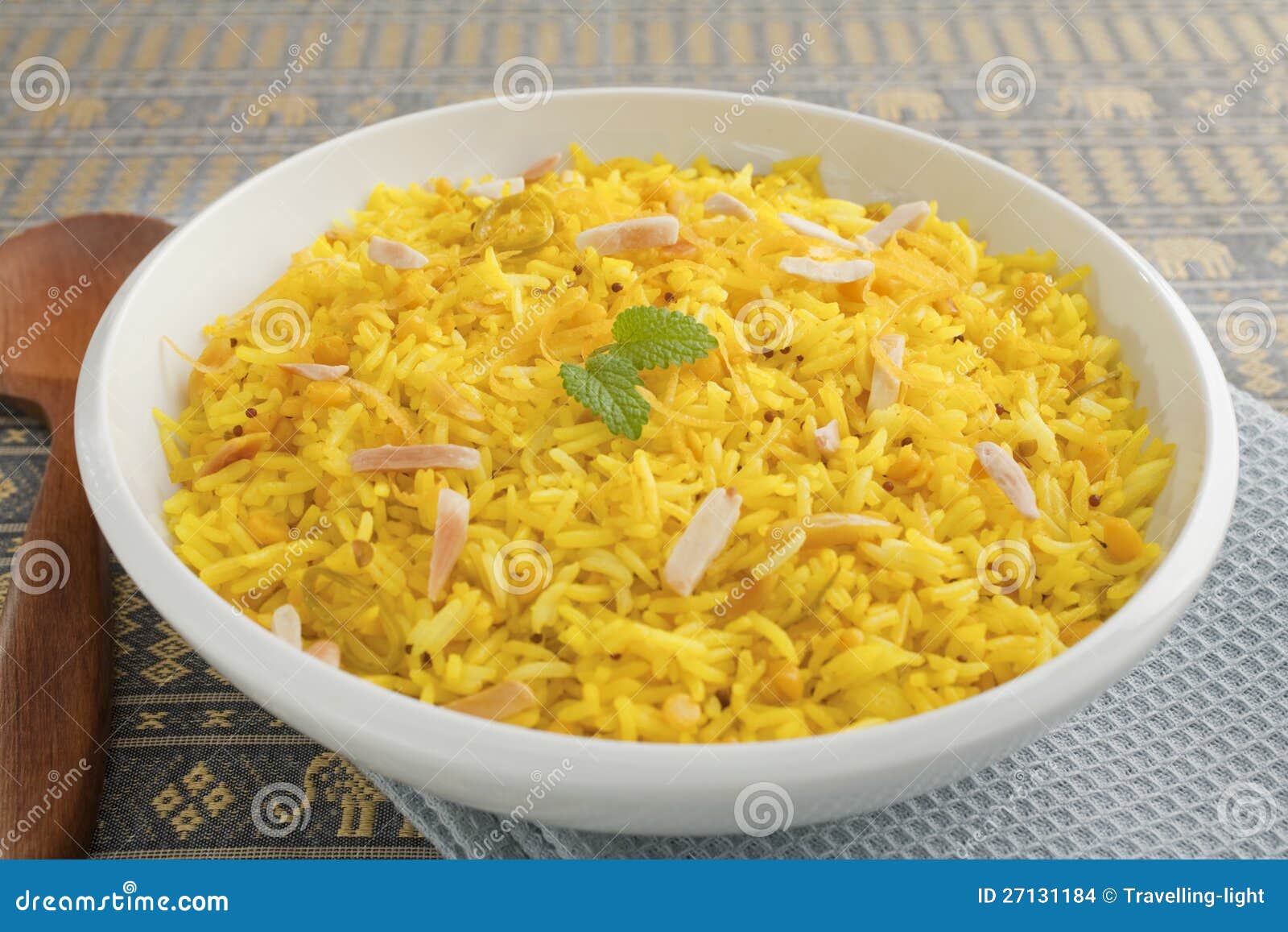 Riz Indien De Pilau Avec Des Amandes Photo stock - Image du cuvette ...