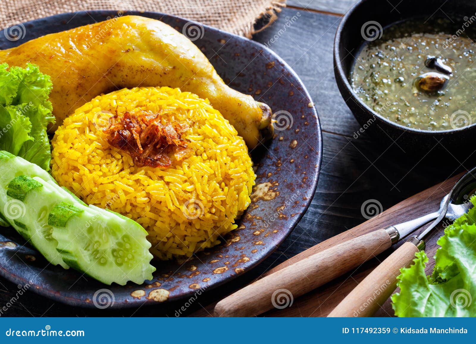 Riz jaune avec le poulet image stock. Image du frit - 117492359