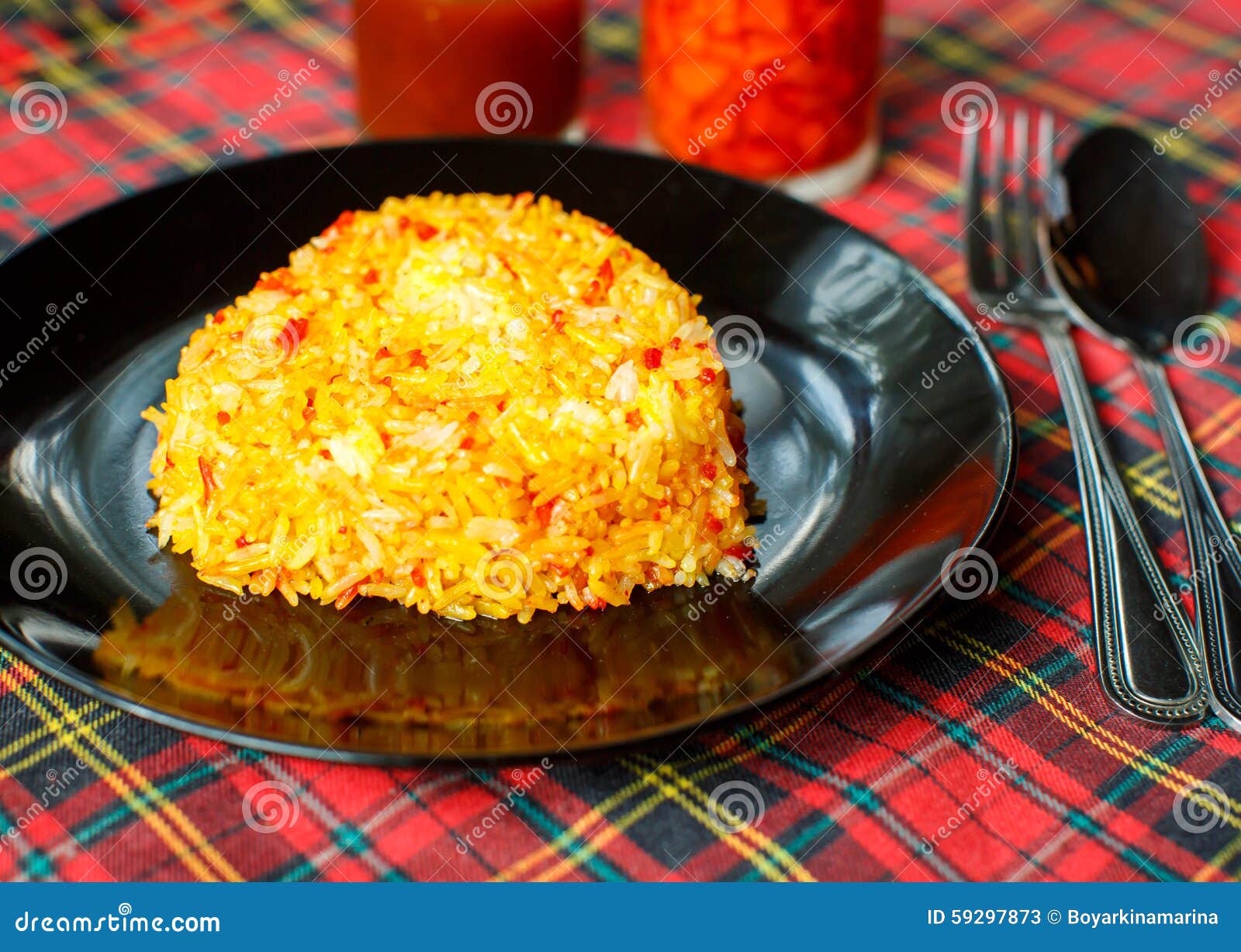 Riz Jaune Avec Le Safran Cuisine Indienne Image stock - Image du herbe ...