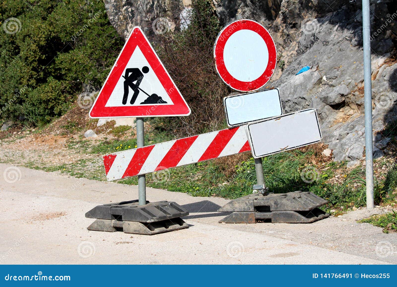 Road Closed Under Construction Metal Road Signs Mounted on Plastic ...