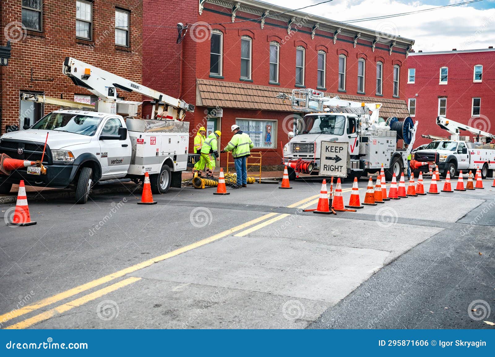 Road Closure. Verizon Workmen Lowering Cable into a Manhole Editorial ...