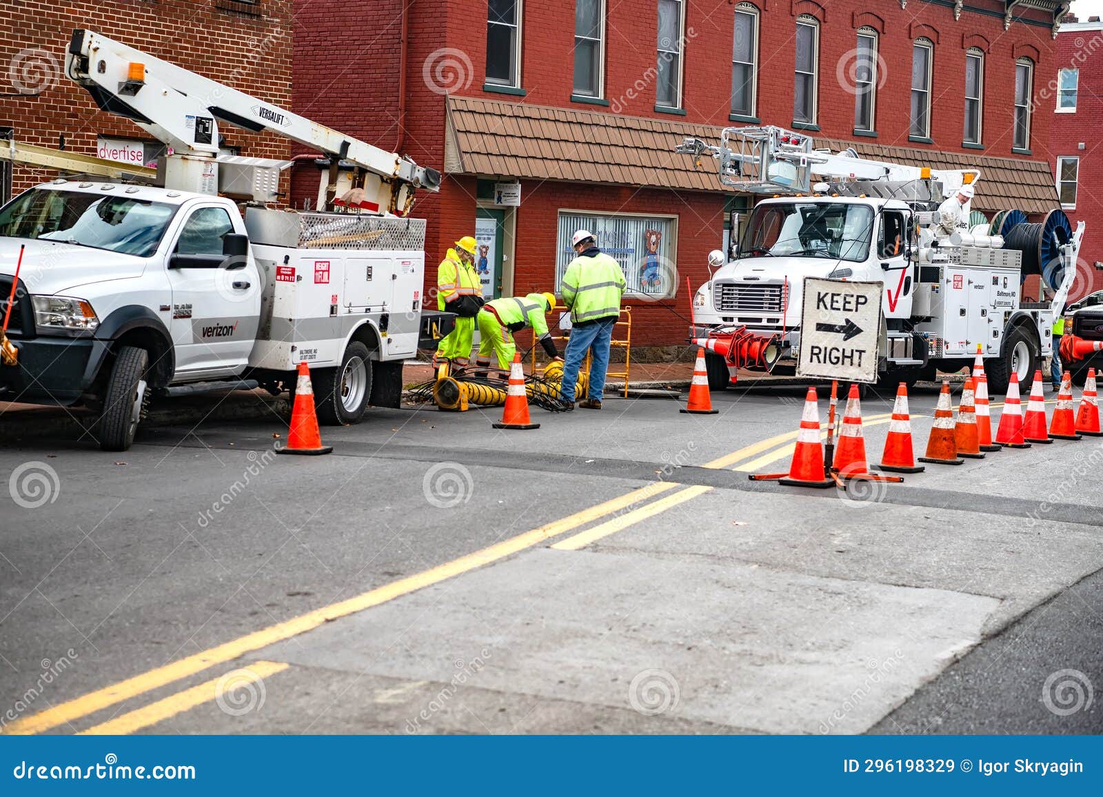 Road Closure. Verizon Workmen Lowering Cable into a Manhole Editorial ...