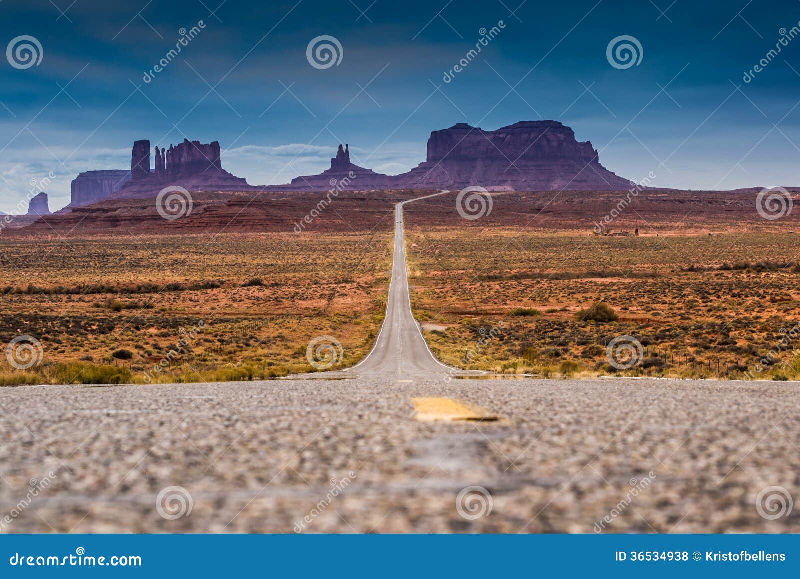 Road into Monument Valley: Forrest Gump Point on Highway 163 Stock ...