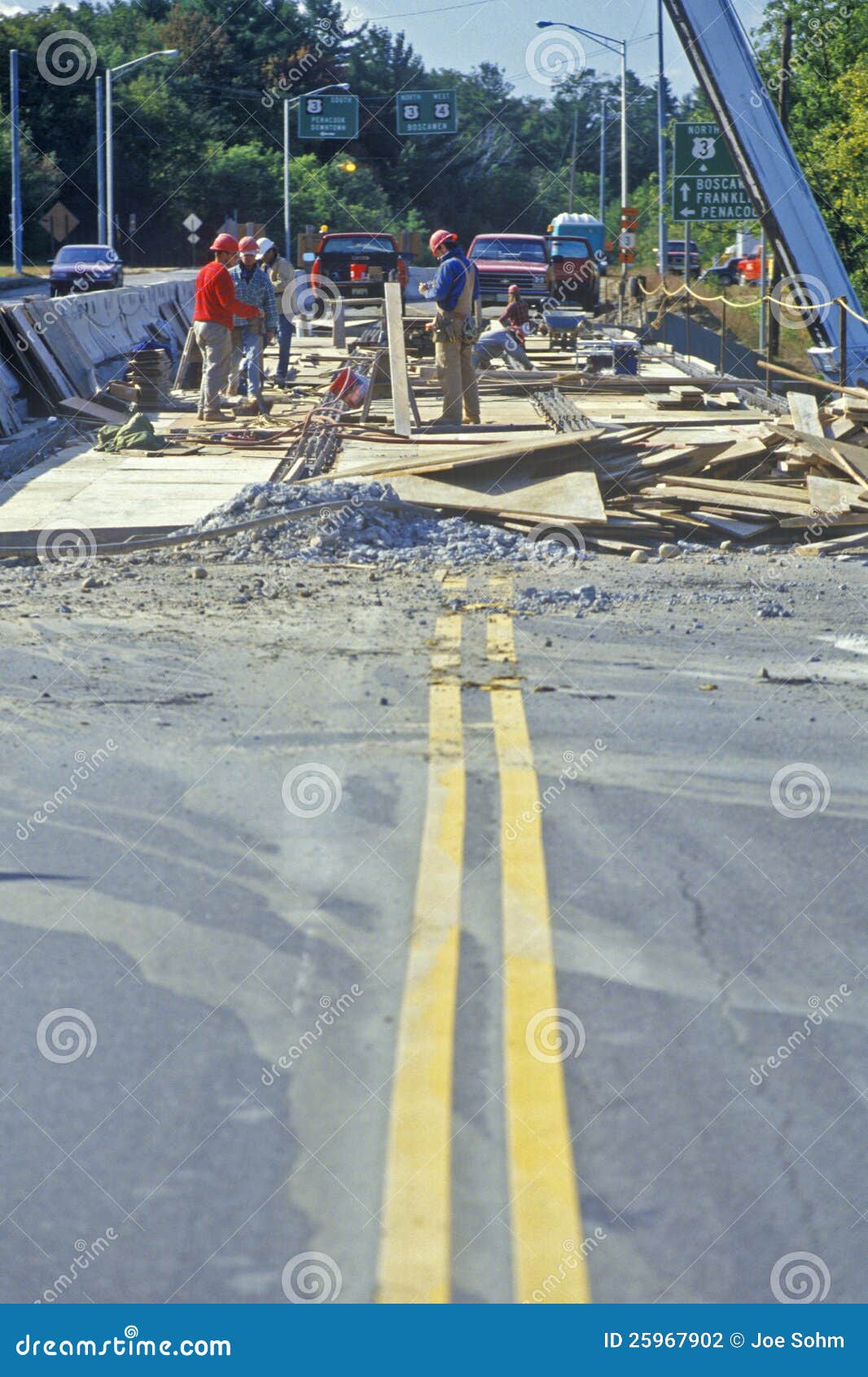 Road Repair workmen editorial photography. Image of traffic - 25967902