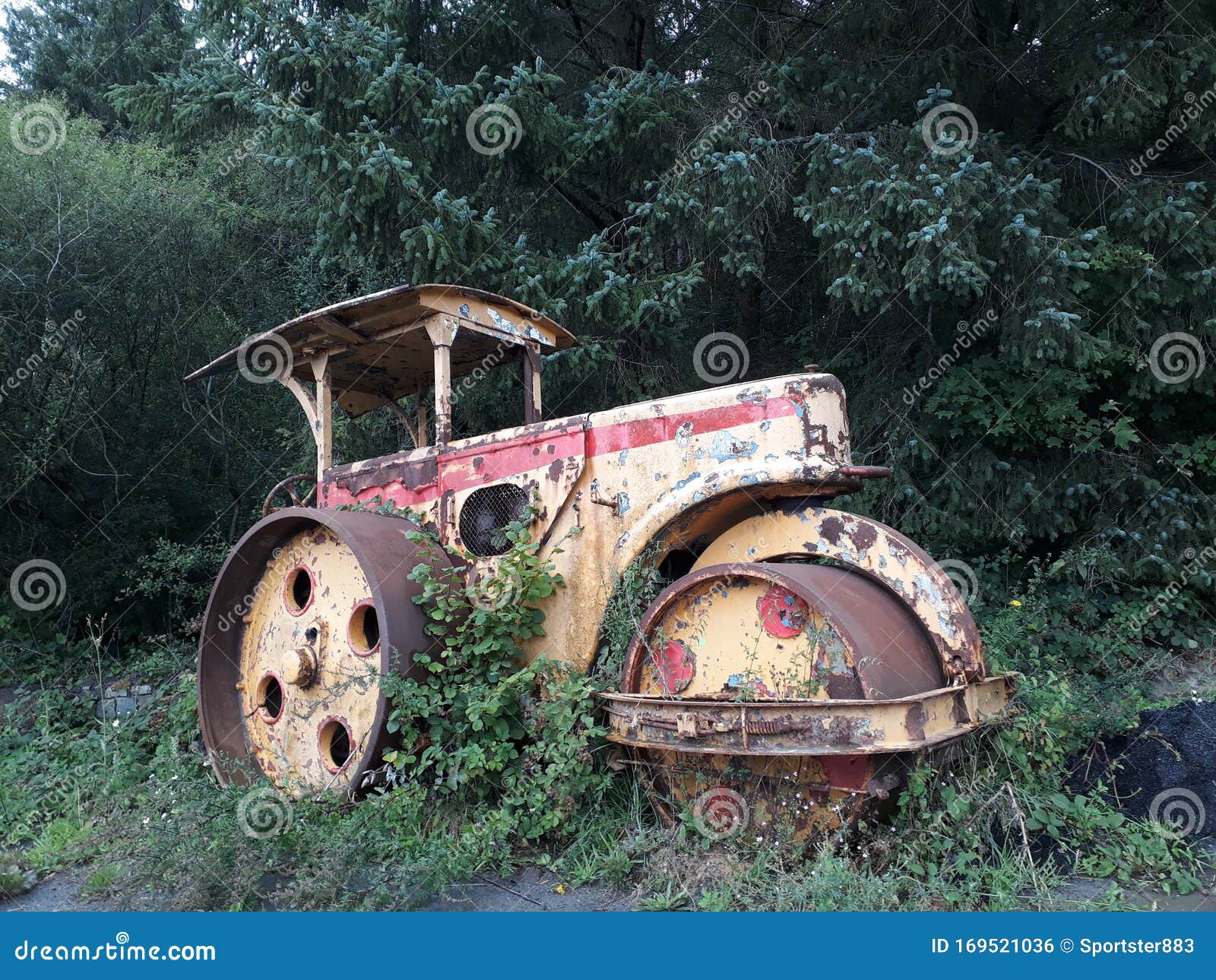 Abandoned Road Roller, Rusting Away Editorial Photo - Image of ...