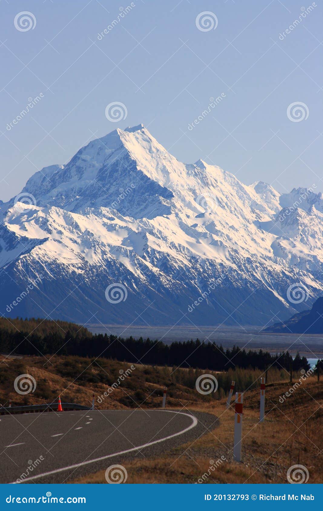 Road to Mt Cook stock image. Image of snow, dusk, climb - 20132793