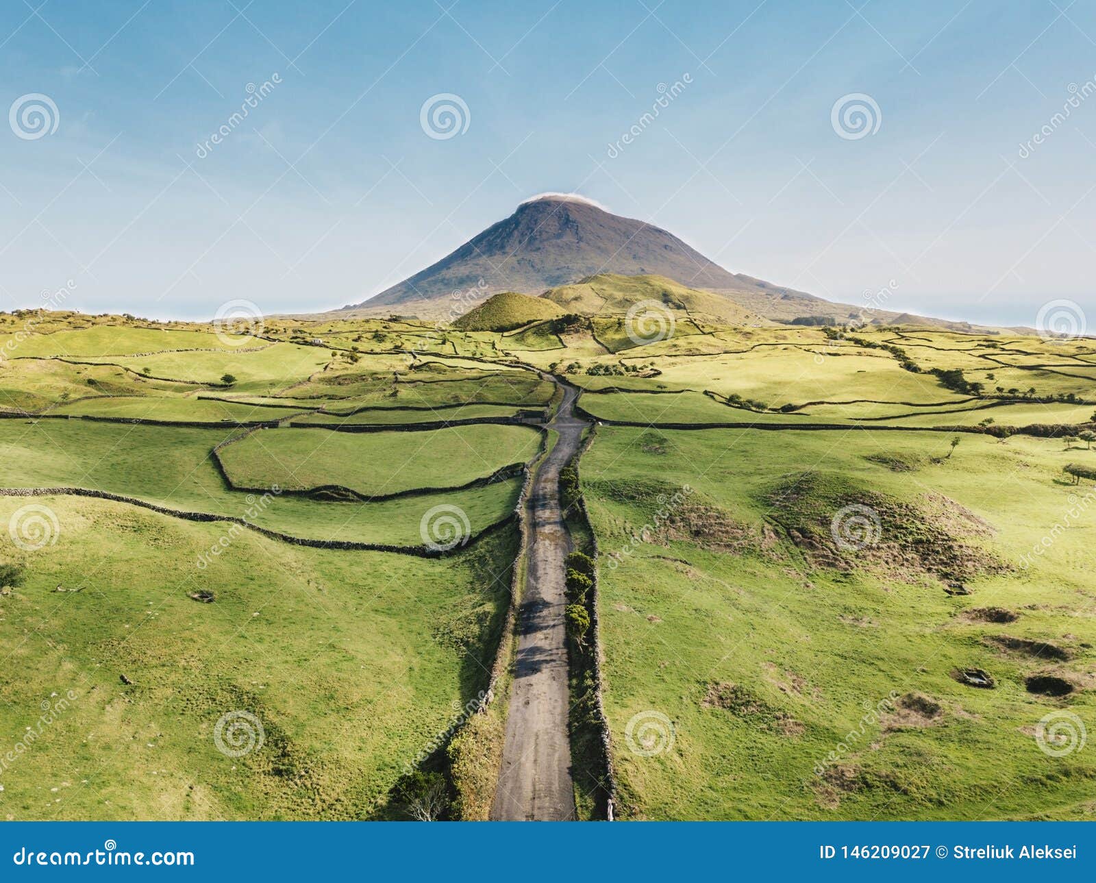 The Road To the Volcano Pico Stock Image - Image of high, journey ...