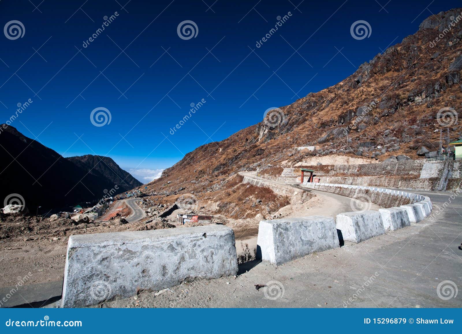 Road to Yamthung Valley stock image. Image of trail, mountains - 15296879