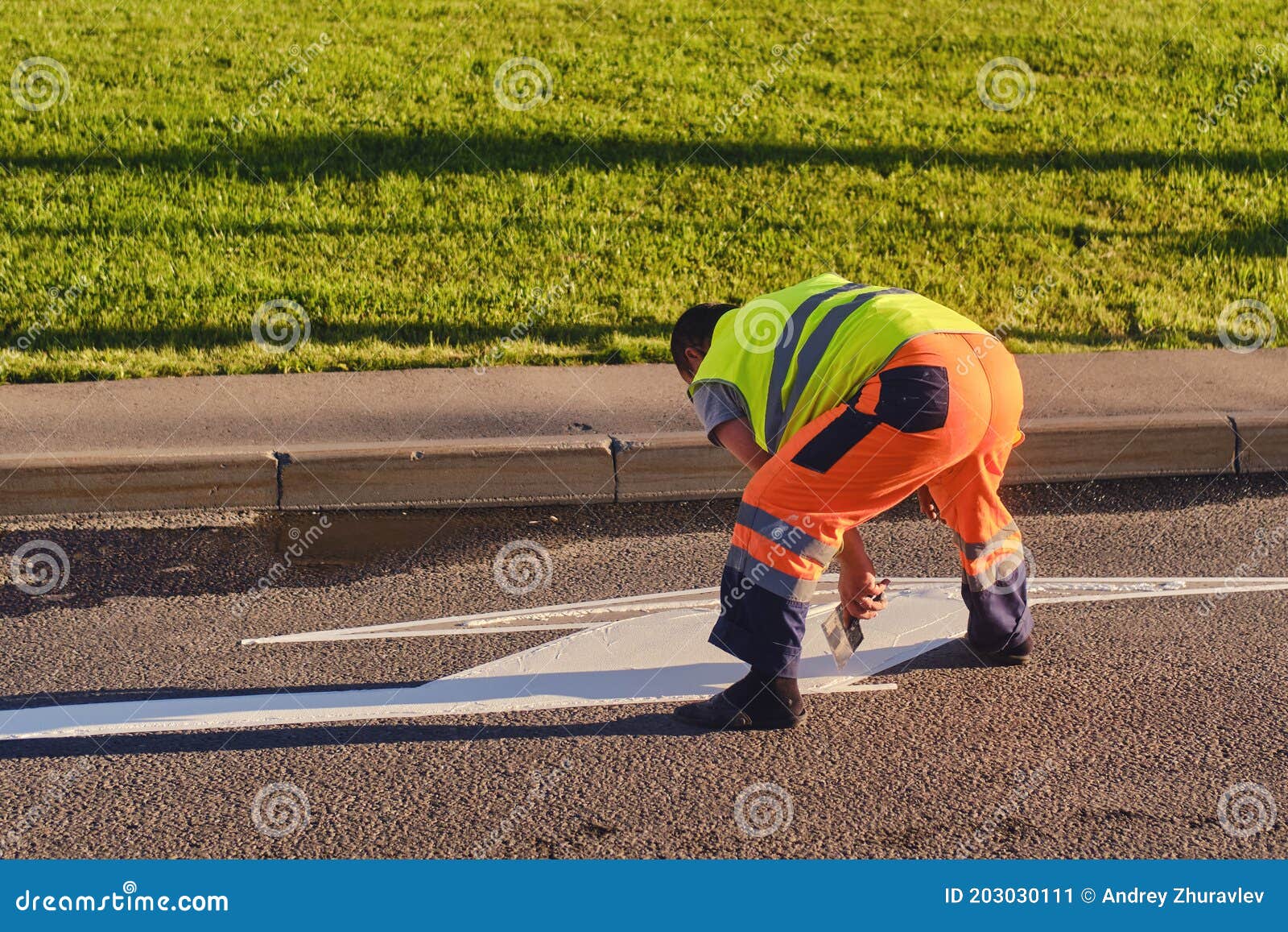 124 Road Markings Worker Photos - Free & Royalty-Free Stock Photos from ...