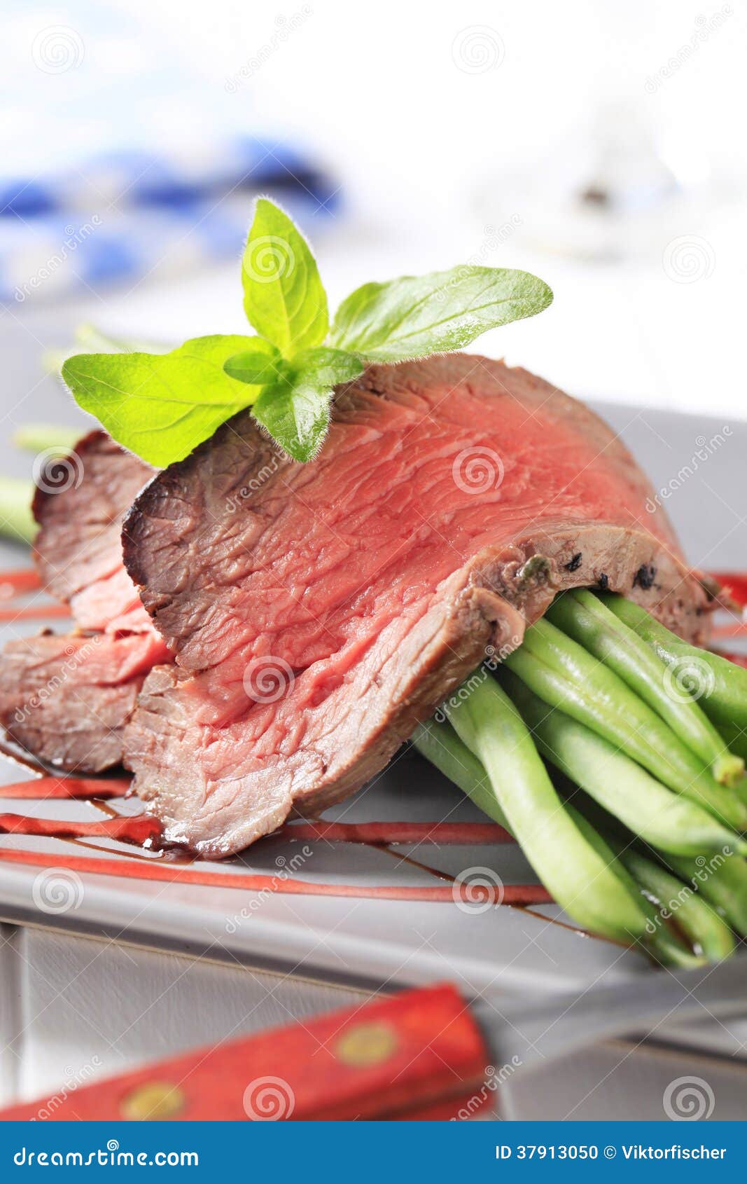 Roast Beef with String Beans Stock Photo - Image of lunch, plate: 37913050