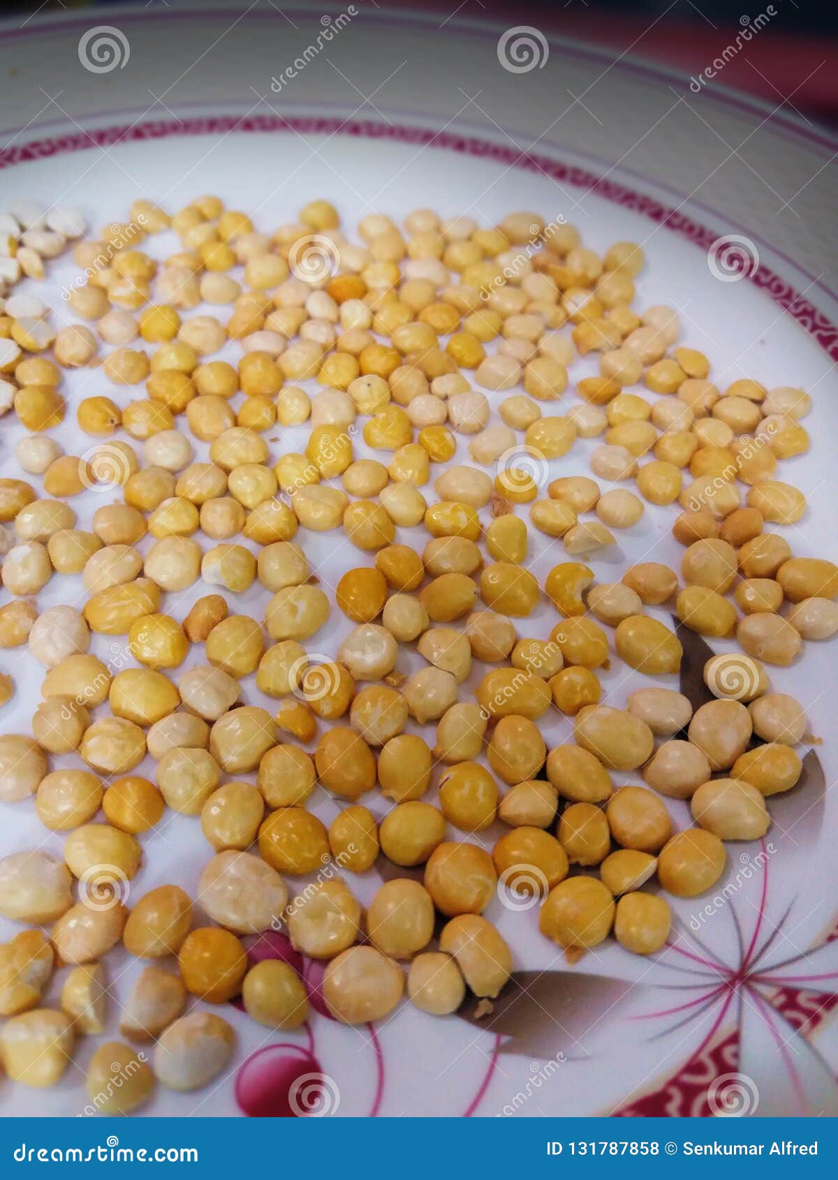 Roasted Bengal Gram in Plate Stock Photo - Image of herb, healthy ...