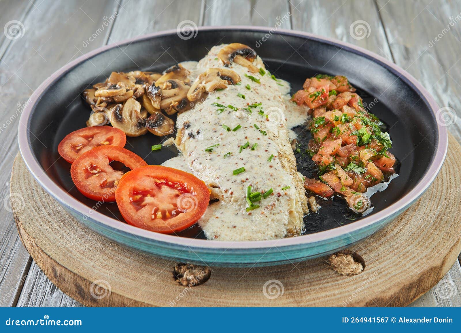 Robalo Com Cogumelos Mostarda E Tomate Em Prato Preto Imagem de Stock ...