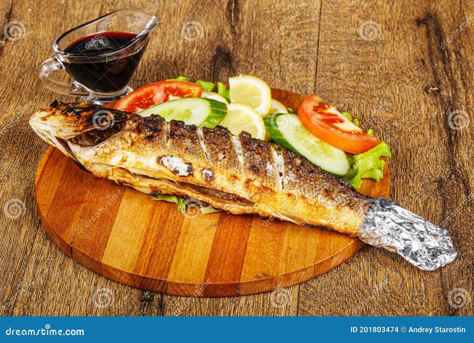 Robalo-do-mar Grelhado Vegetais Servidos Foto de Stock - Imagem de ...