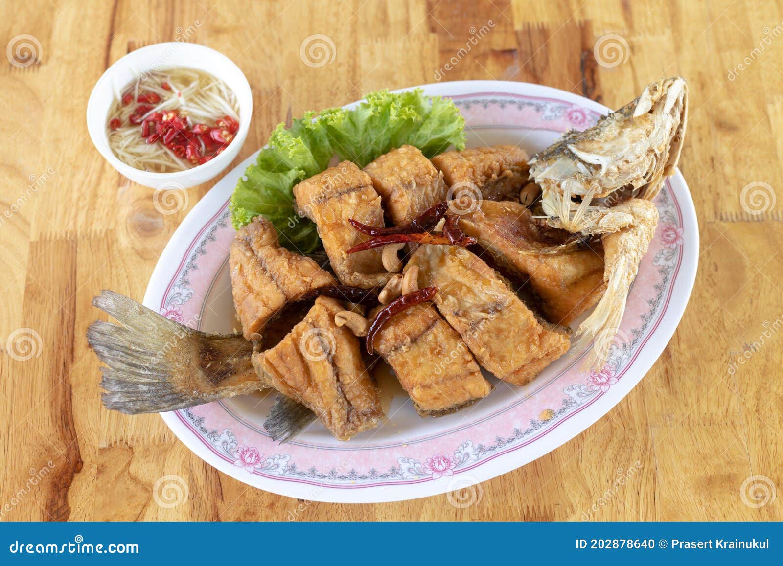 Robalo Frito Ou Peixe-frade Foto de Stock - Imagem de erva, molho ...