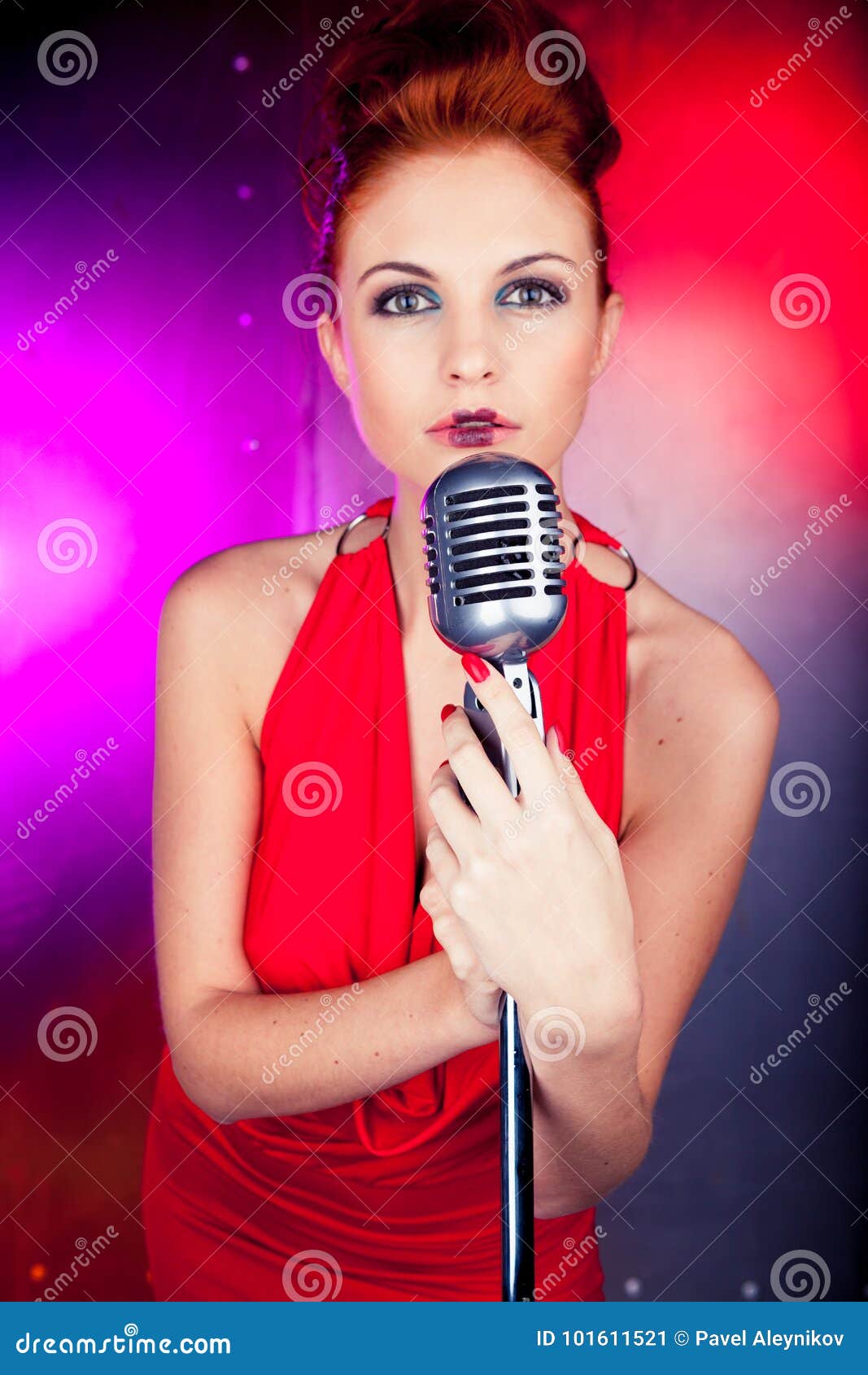 Robe Rouge De Chanteuse ; Microphone De Vintage Image stock - Image du ...