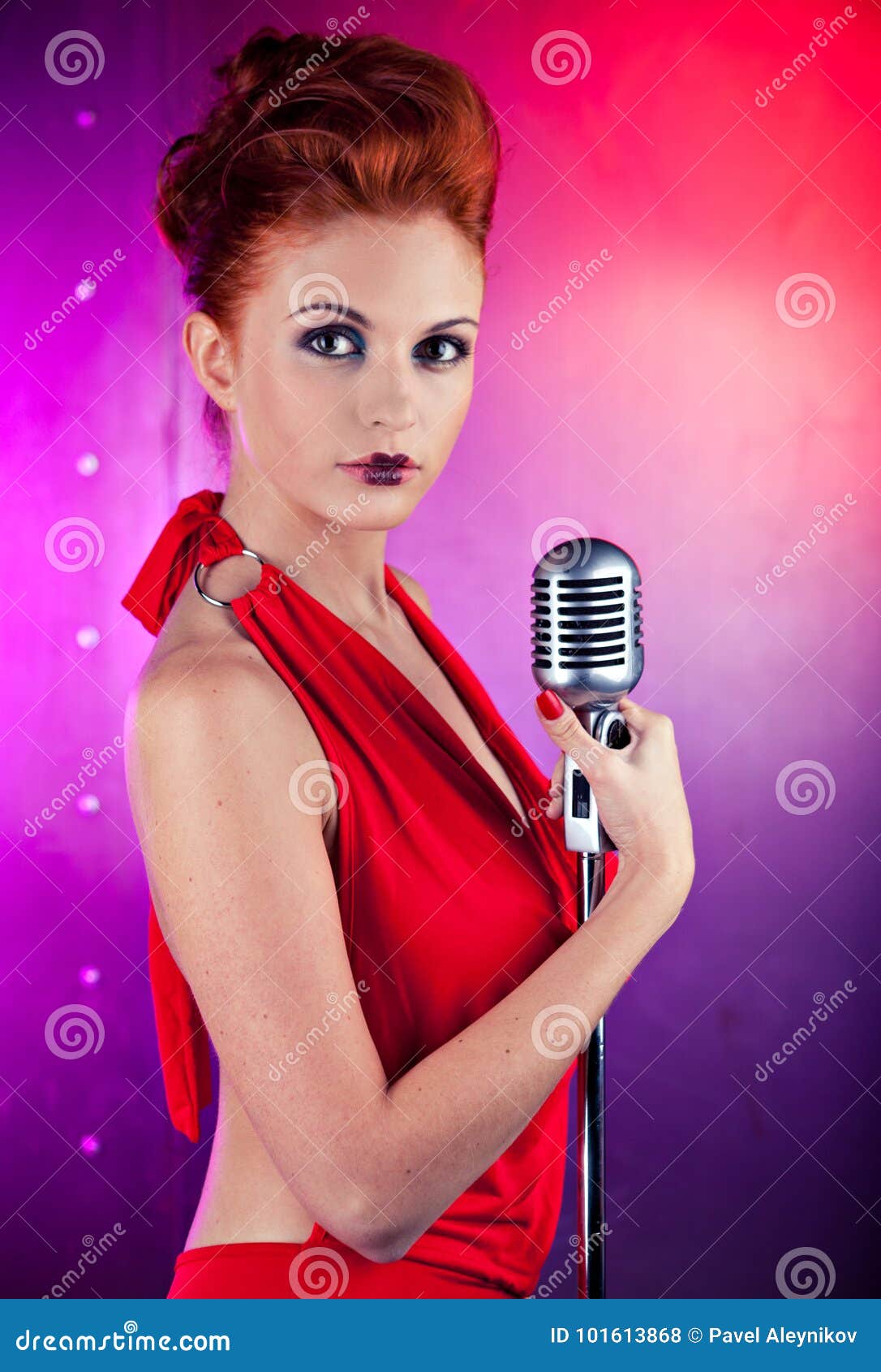Robe Rouge De Chanteuse ; Microphone De Vintage Photo stock - Image du ...