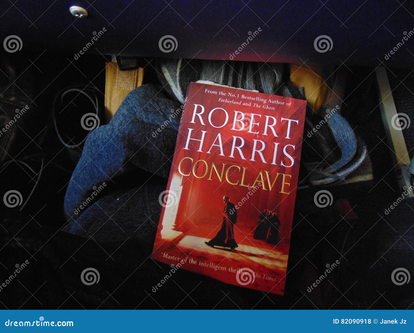 Robert Harris Conclave Book Photo stock éditorial - Image du relâché ...