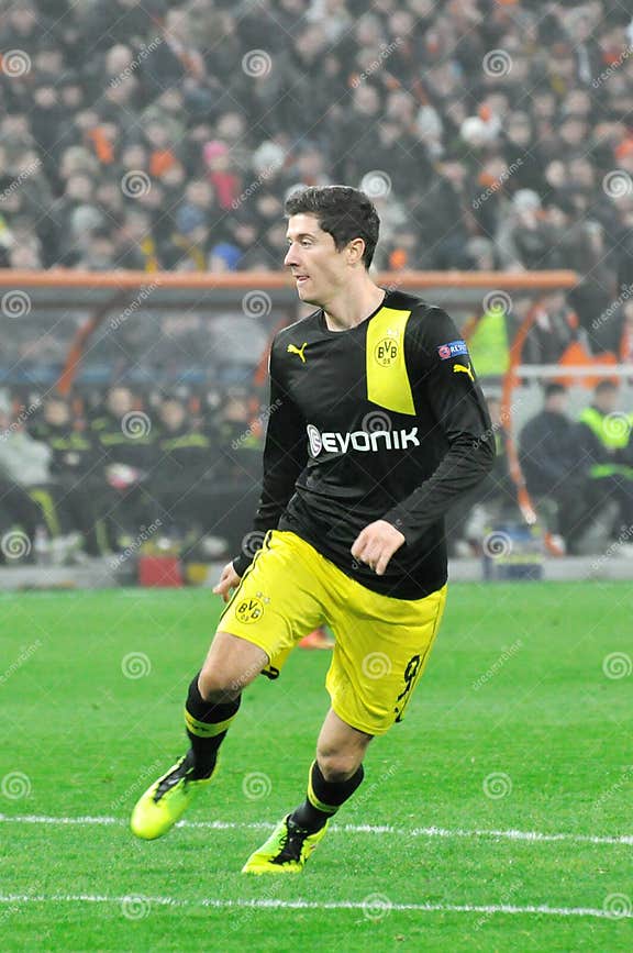Robert Lewandowski running editorial photography. Image of arms - 29327037