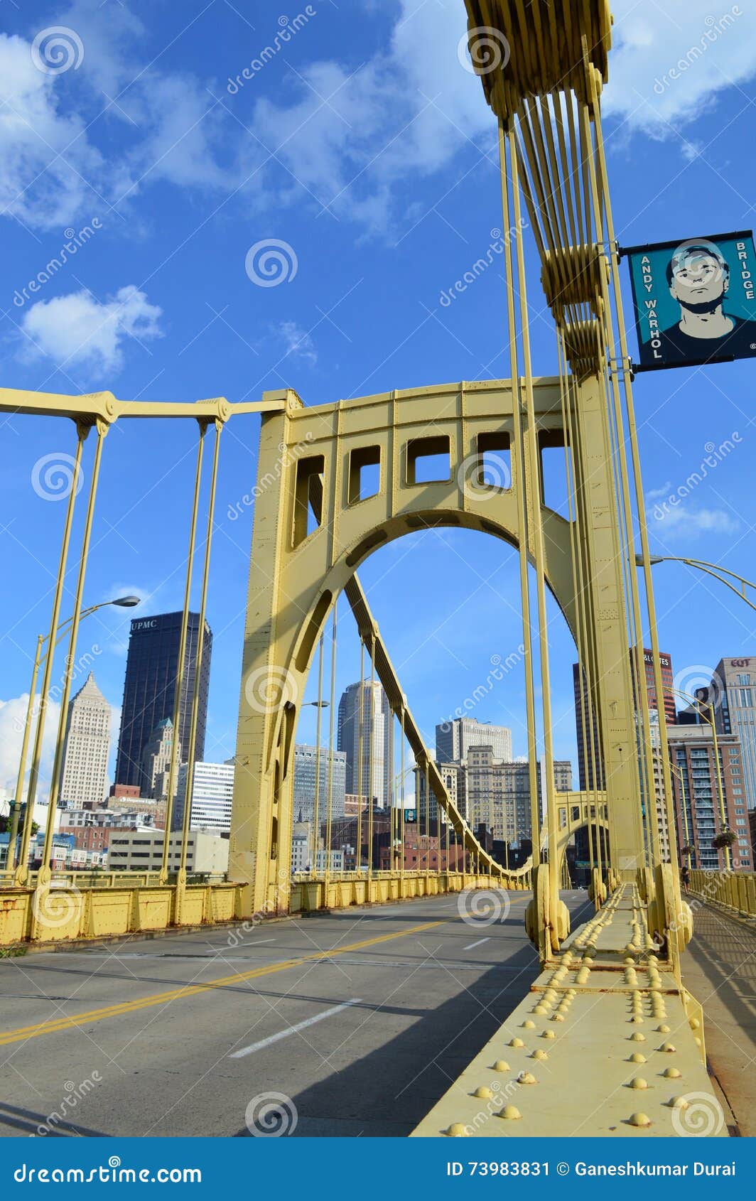 Roberto Clemente Bridge (Zesde Straatbrug) in Pittsburgh Redactionele ...
