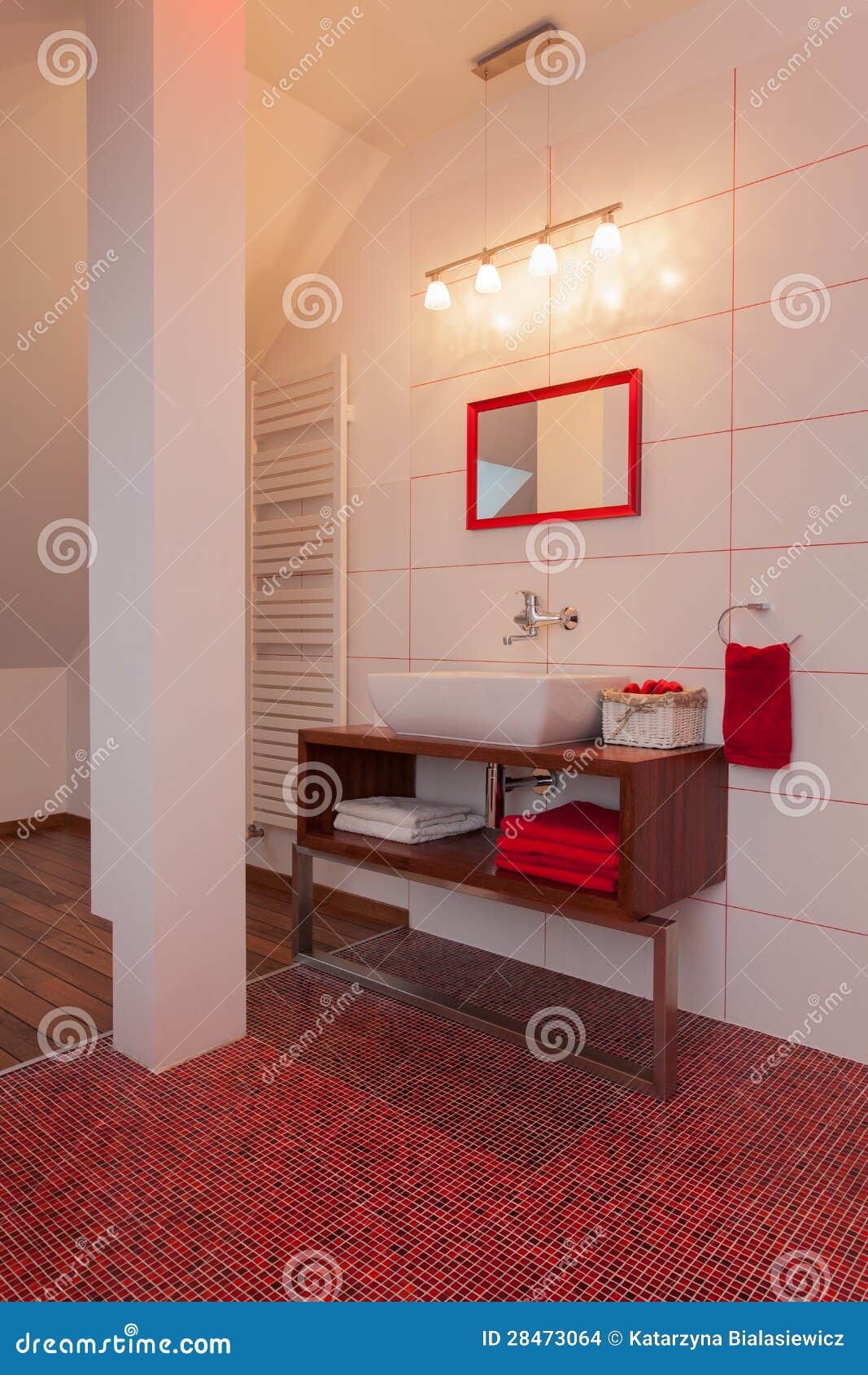 Robijnrood Huis - Romantische Badkamers Stock Foto - Image of ...