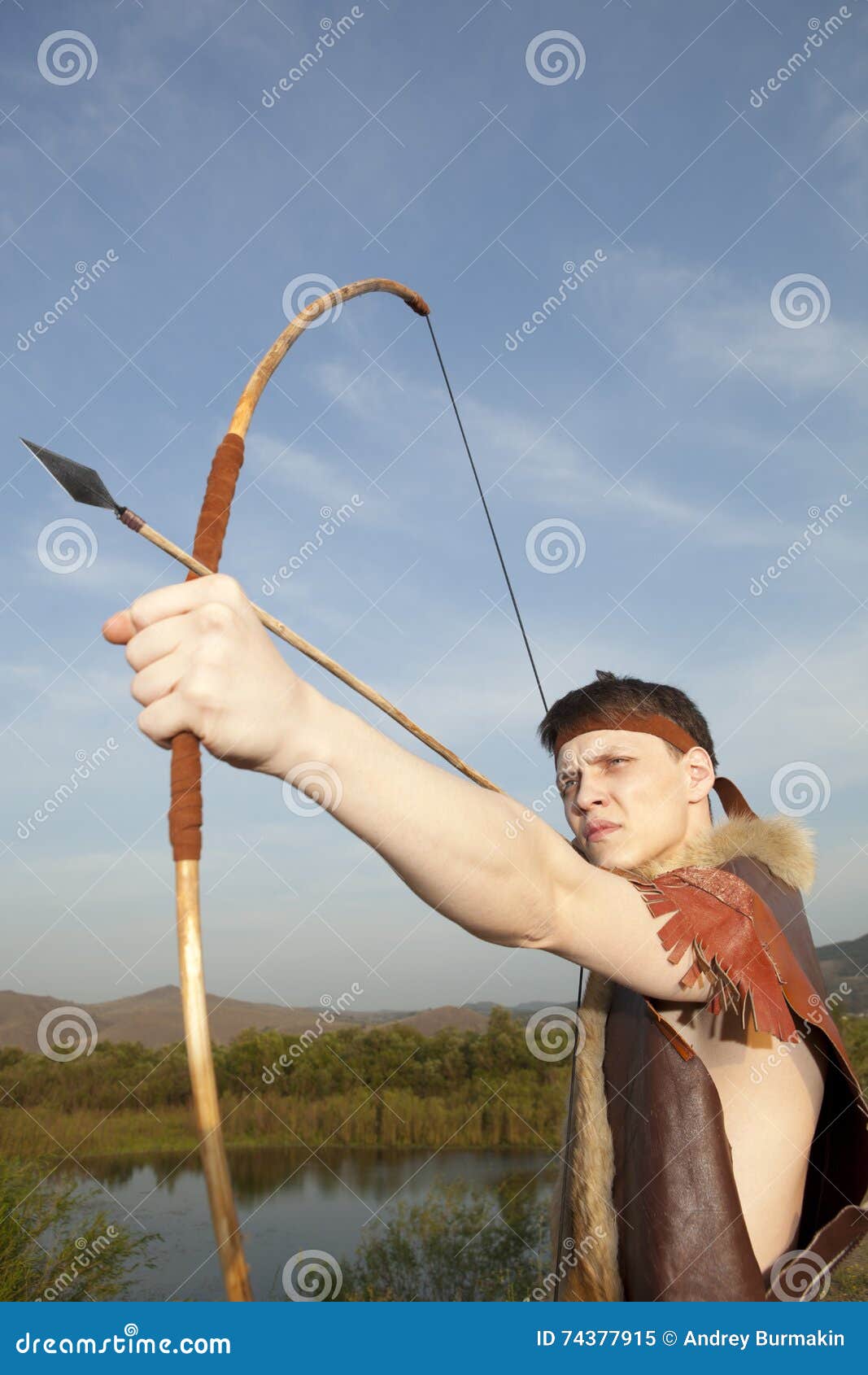 Robin Hood Archer Con La Freccia E L'arco Lungo Immagine Stock ...