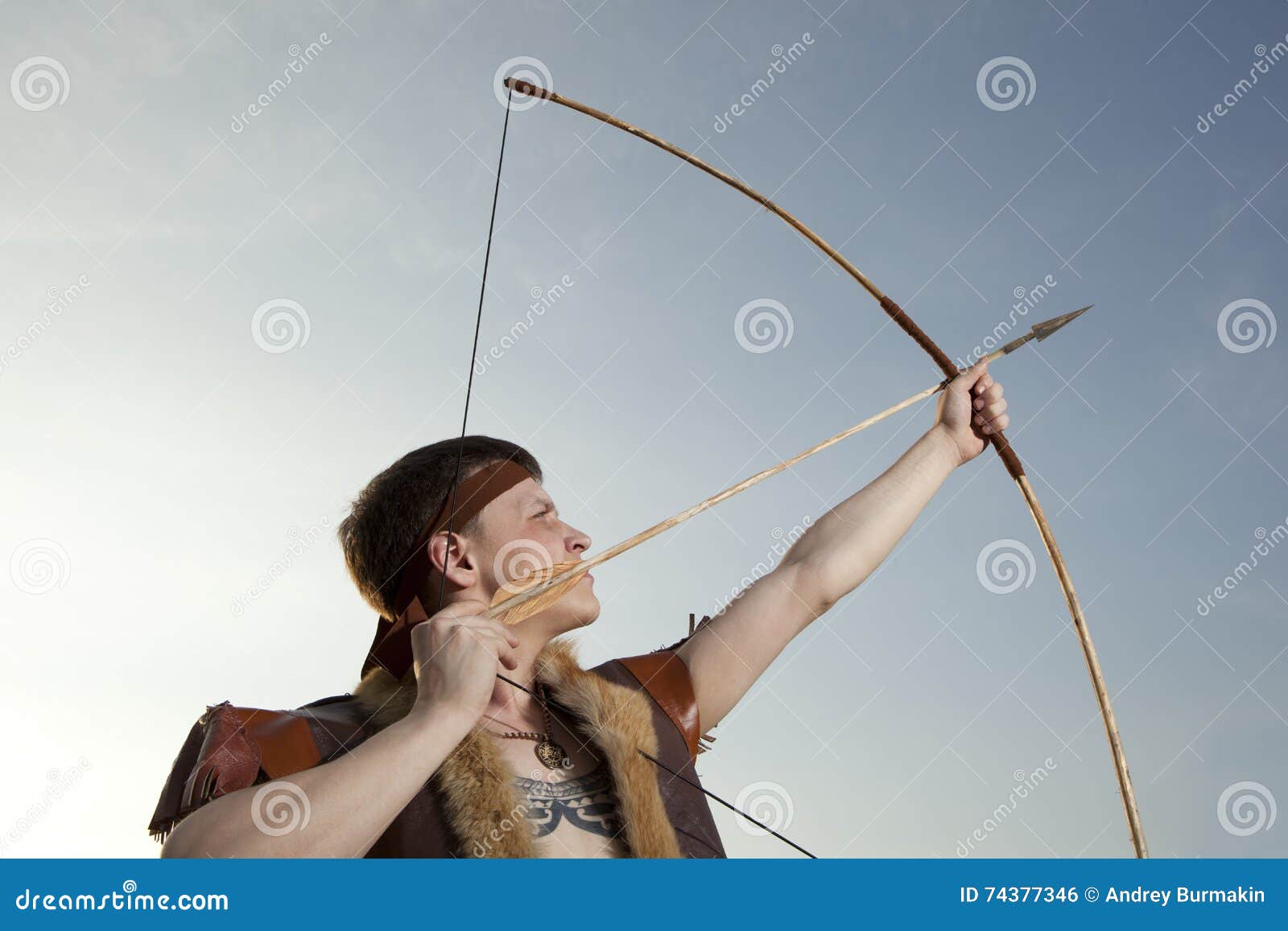 Robin Hood Archer Mit Pfeil Und Langem Bogen Stockfoto - Bild von nave ...
