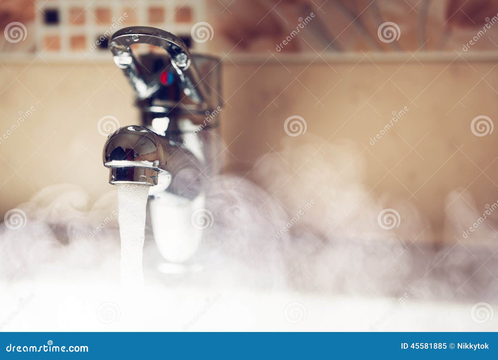 Robinet D'eau Avec La Vapeur D'eau Chaude Image stock - Image du ...