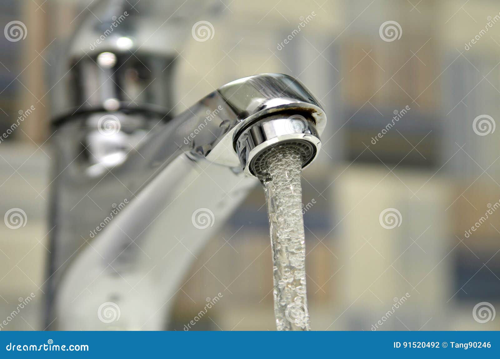 Robinet ouvert de l'eau photo stock. Image du santé, matériel - 91520492