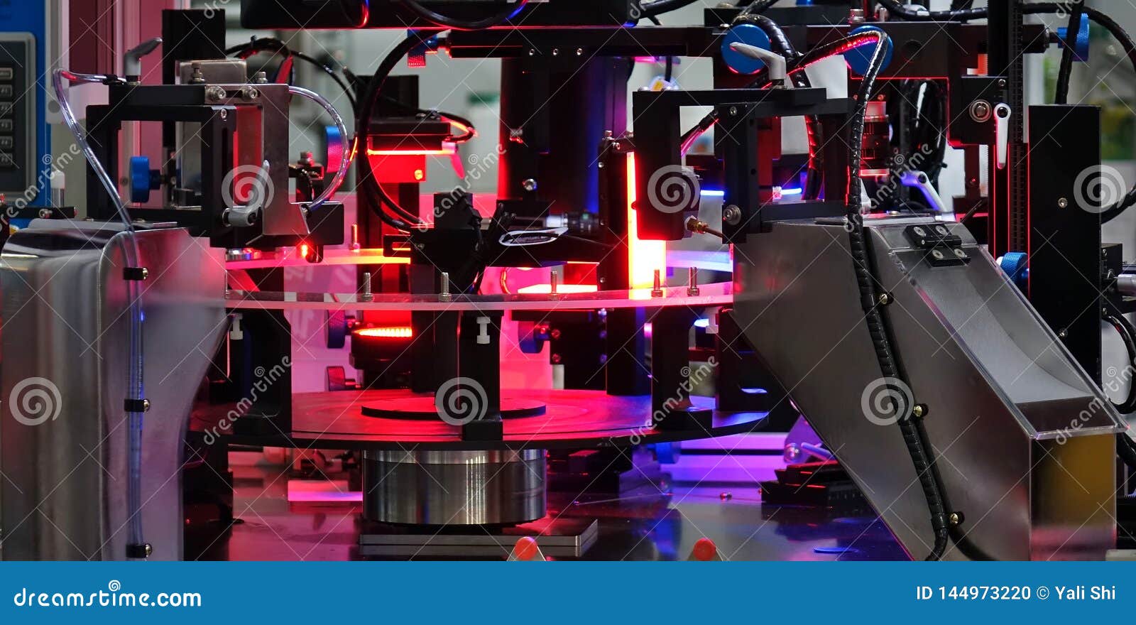 Robot industriel complexe photo stock. Image du complexe - 144973220