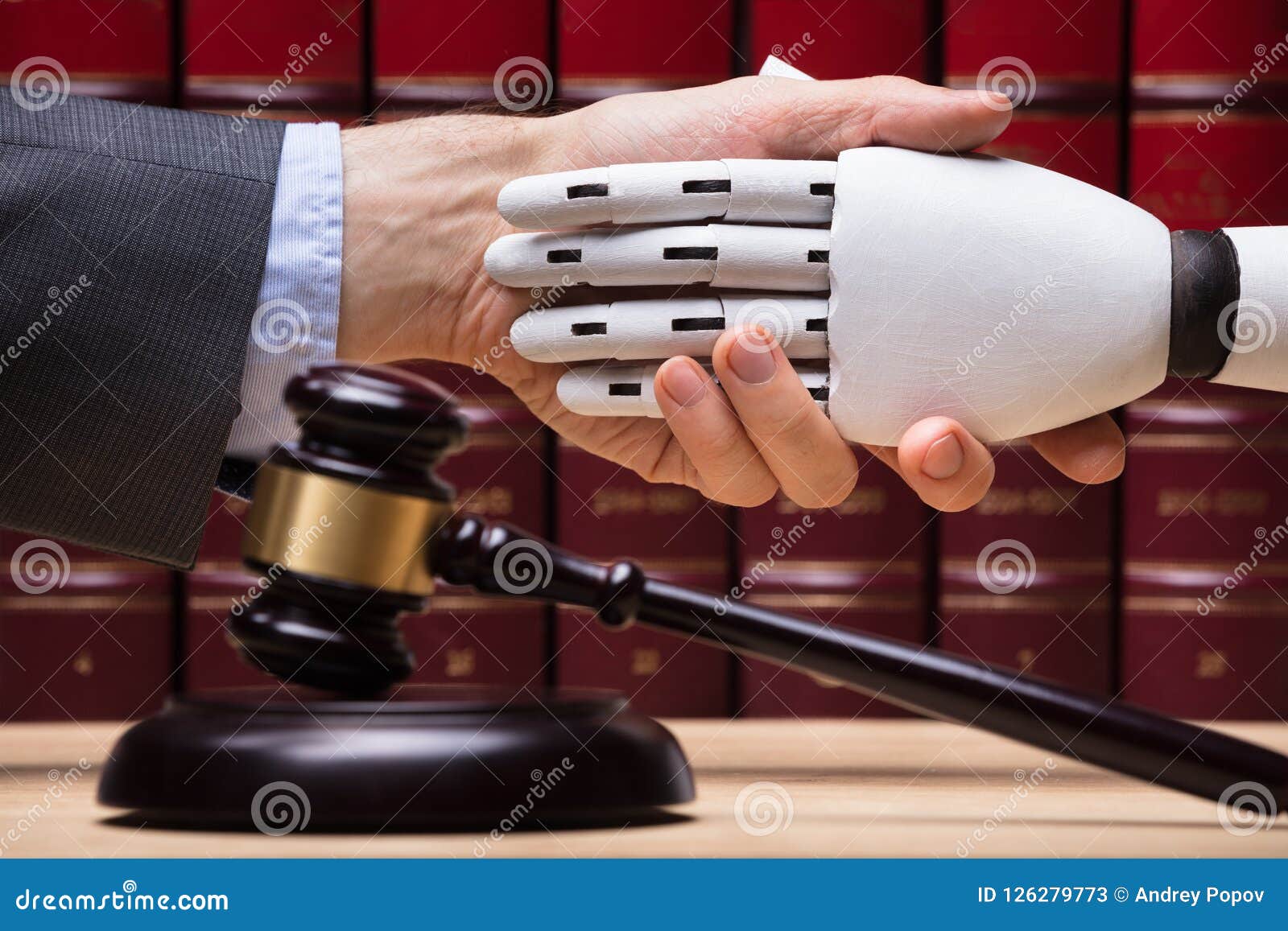 Robot Que Sacude Las Manos Con El Juez Imagen de archivo - Imagen de ...