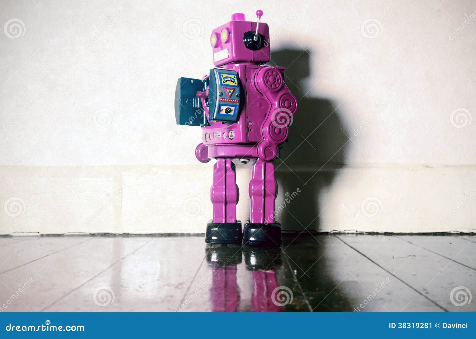Robot rosado imagen de archivo. Imagen de concepto, standing - 38319281