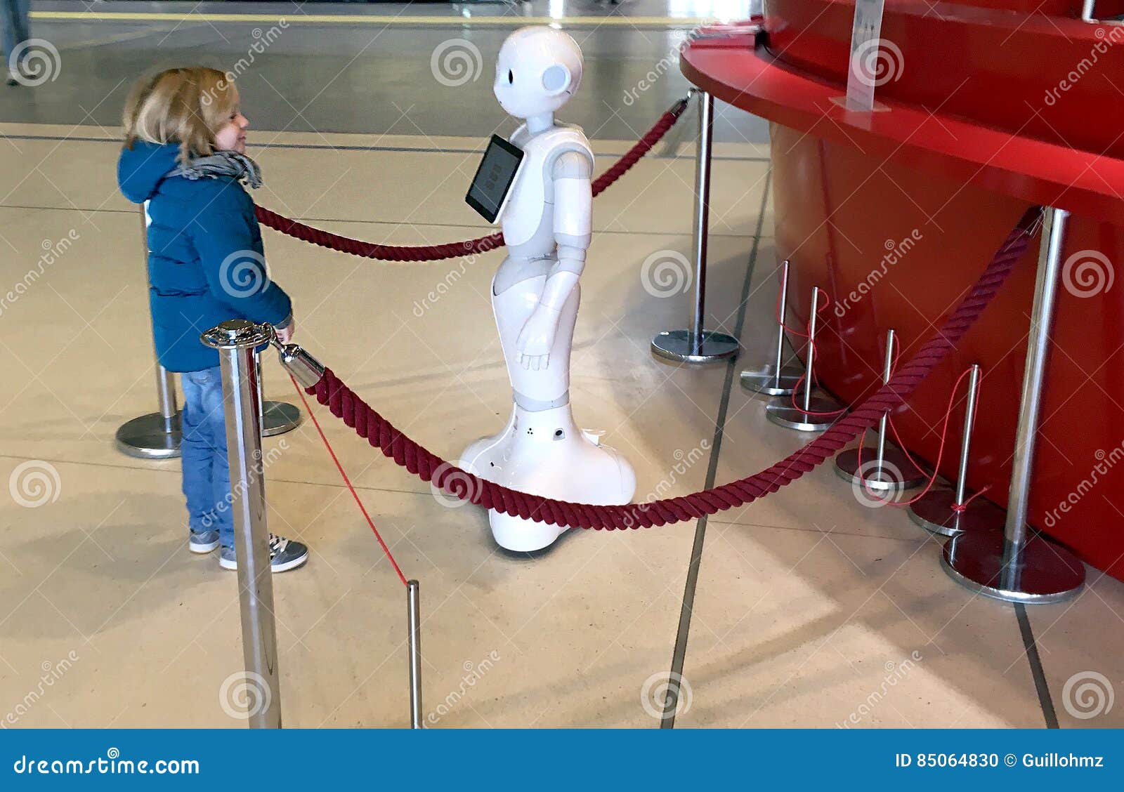 Roboter und Kind redaktionelles bild. Bild von roboter - 85064830