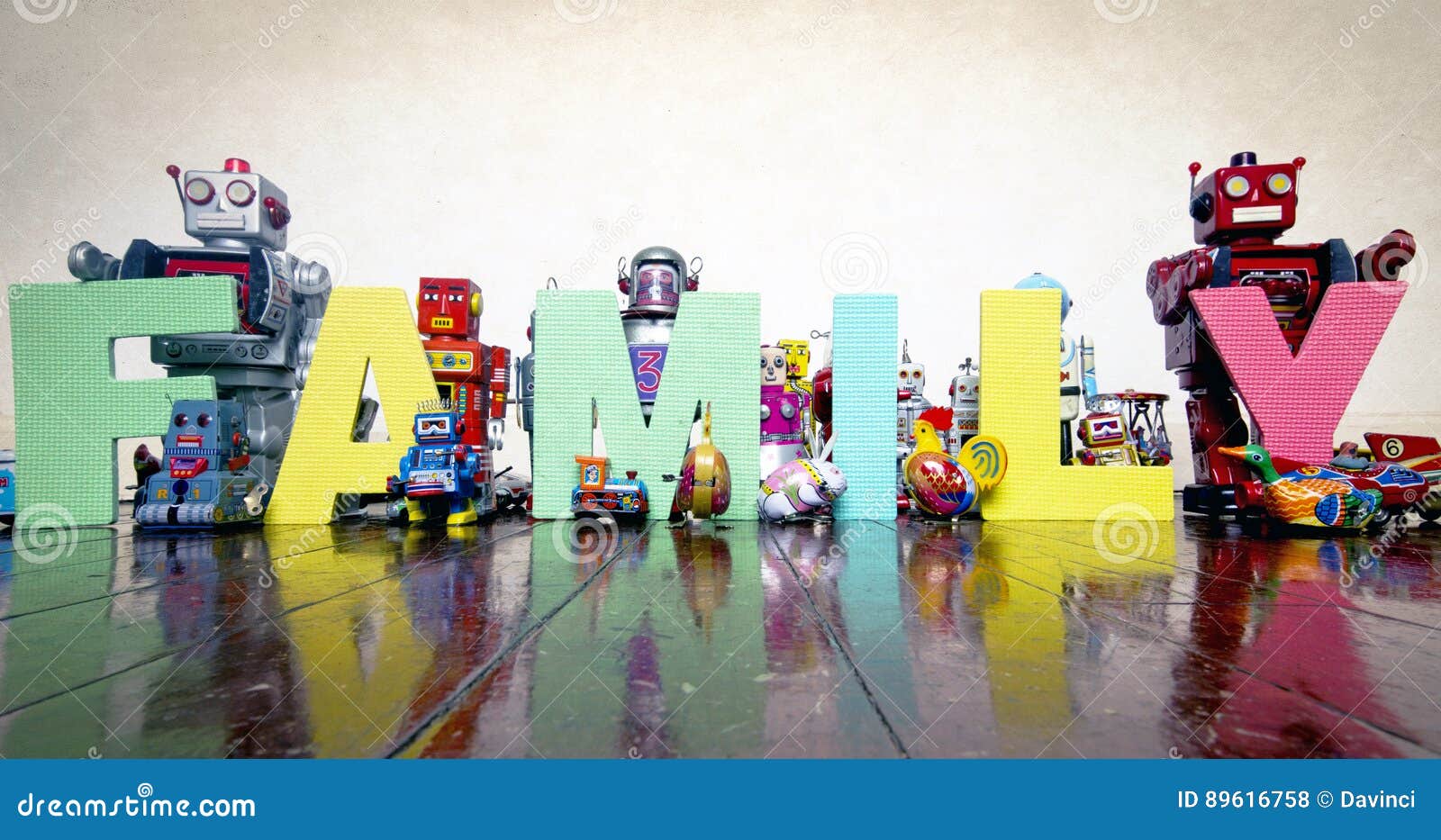 Robots de la familia foto de archivo. Imagen de madera - 89616758