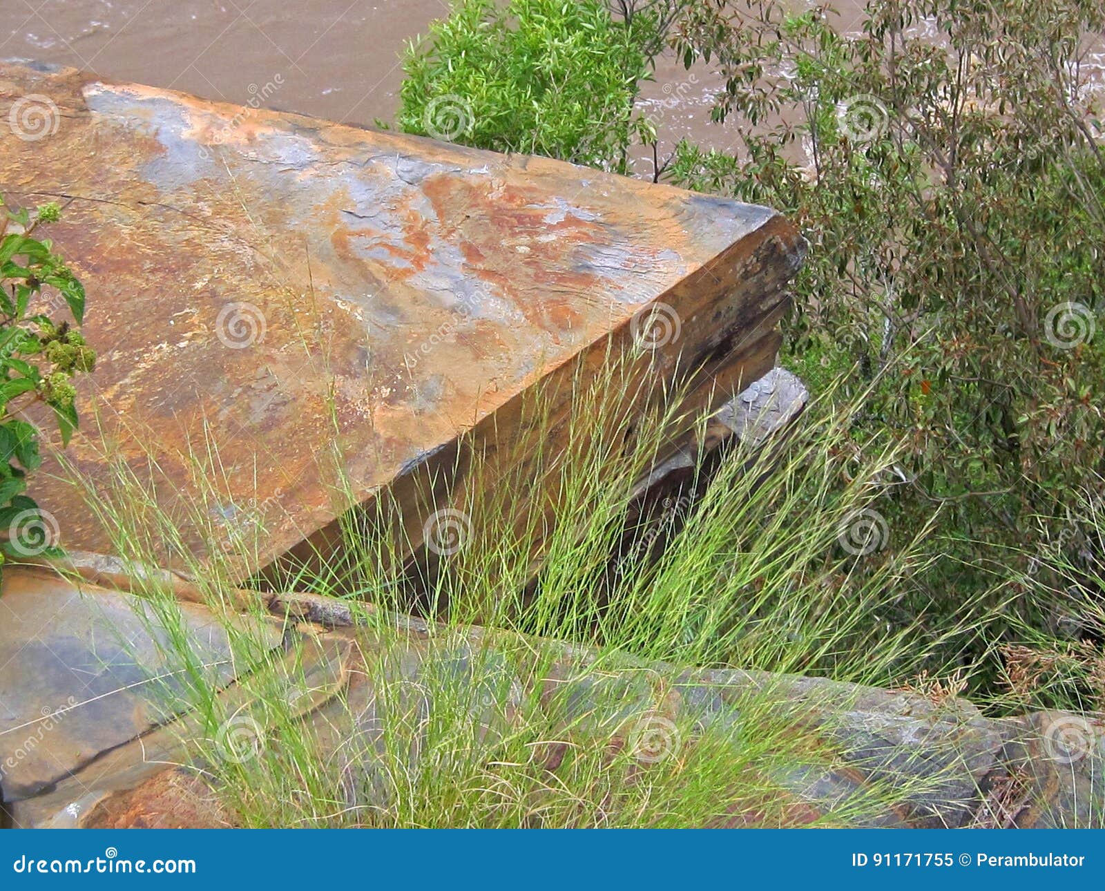 ROCA ANGULOSA ECHADA a UN LADO AGUDA Imagen de archivo - Imagen de ...