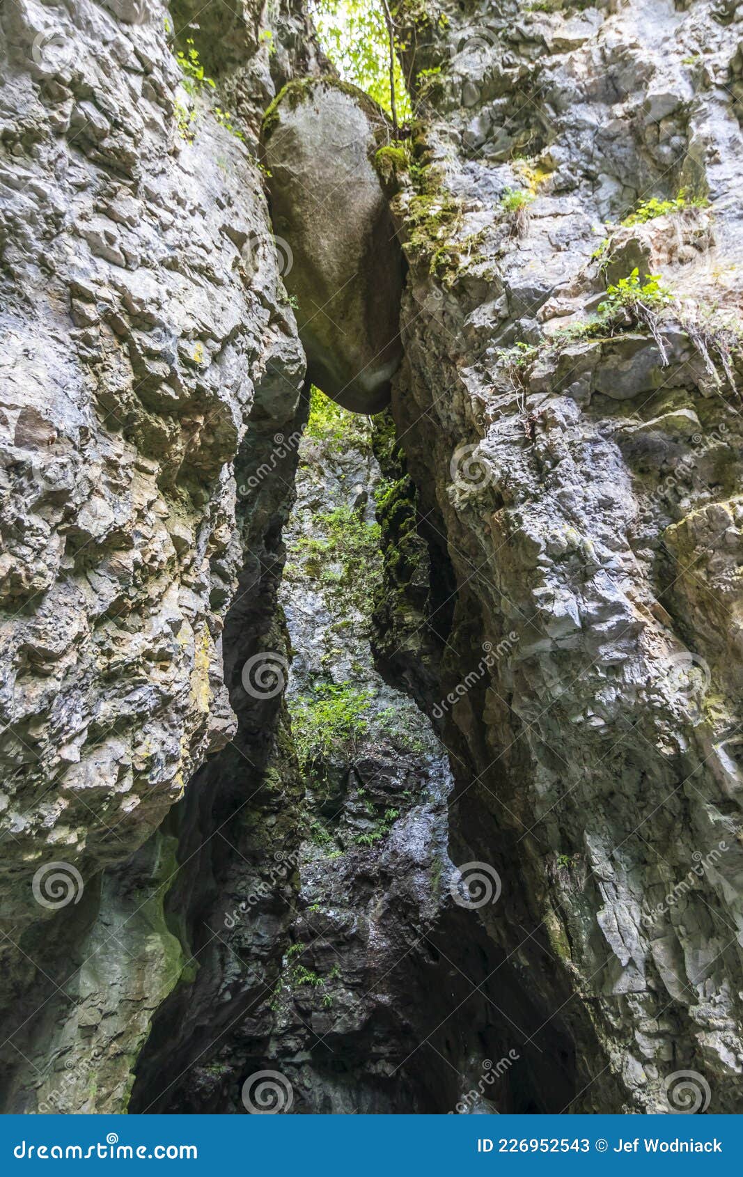 Roca Atascada En Sass Canyon. Italia. Imagen de archivo - Imagen de ...