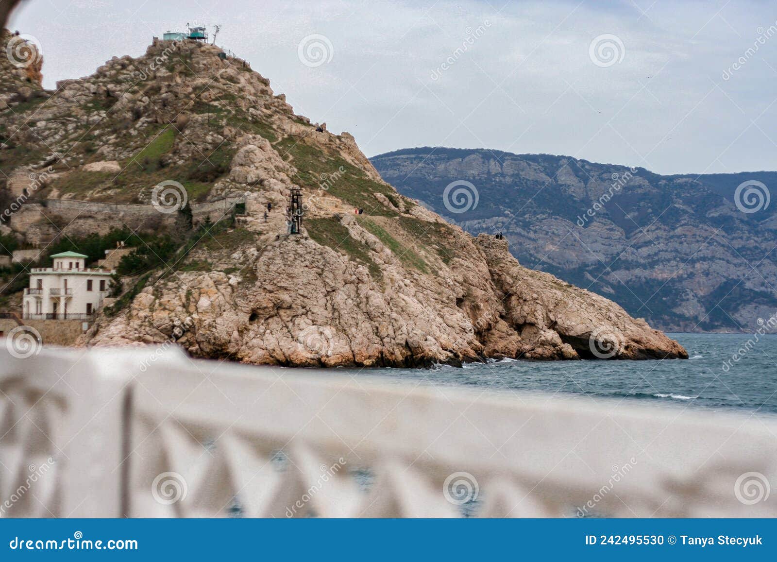 Roca Con Edificios Residenciales Se Eleva Sobre El Mar Foto de archivo ...