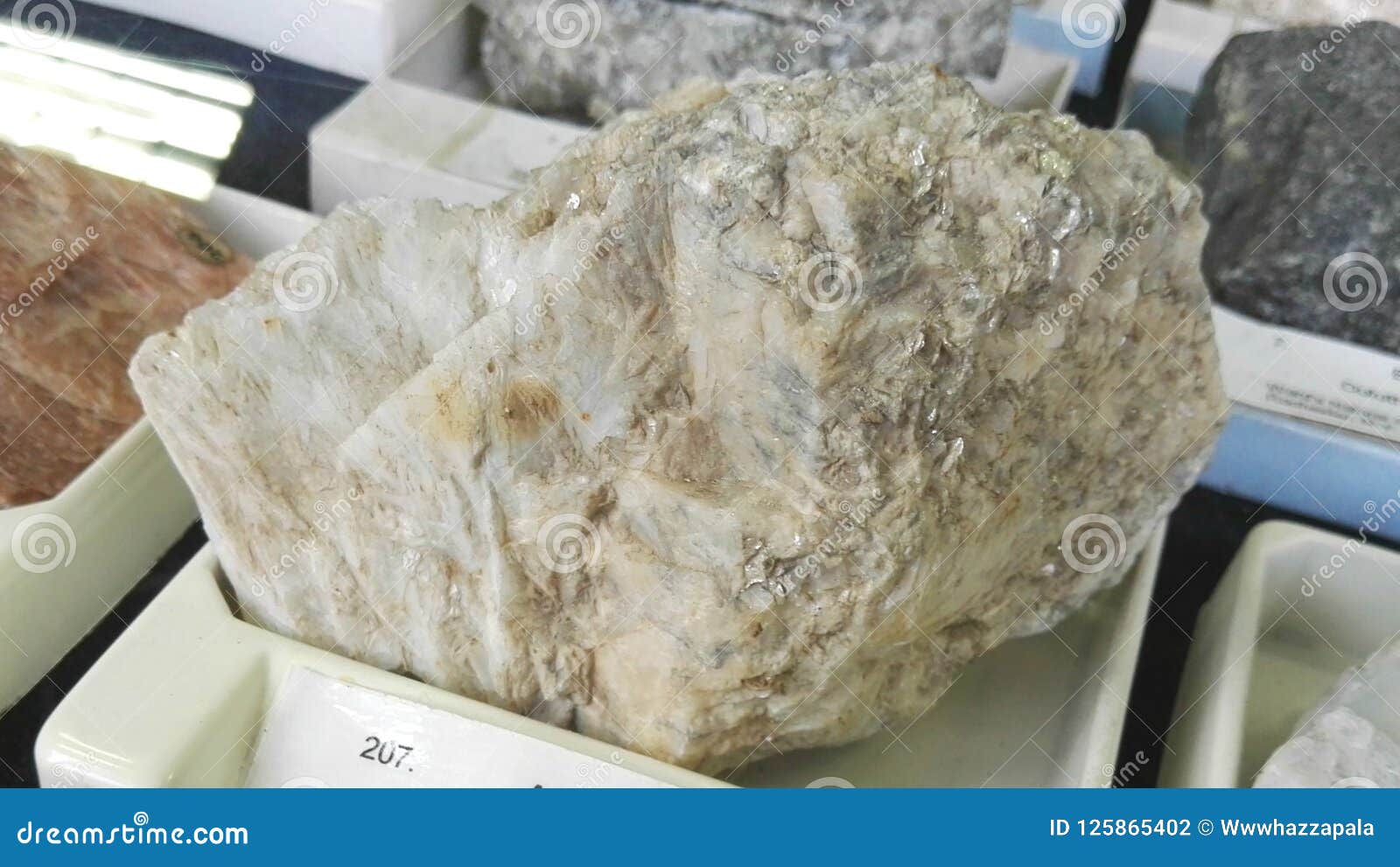Roca Con El Tectosilicate De La Albita Foto de archivo - Imagen de ...