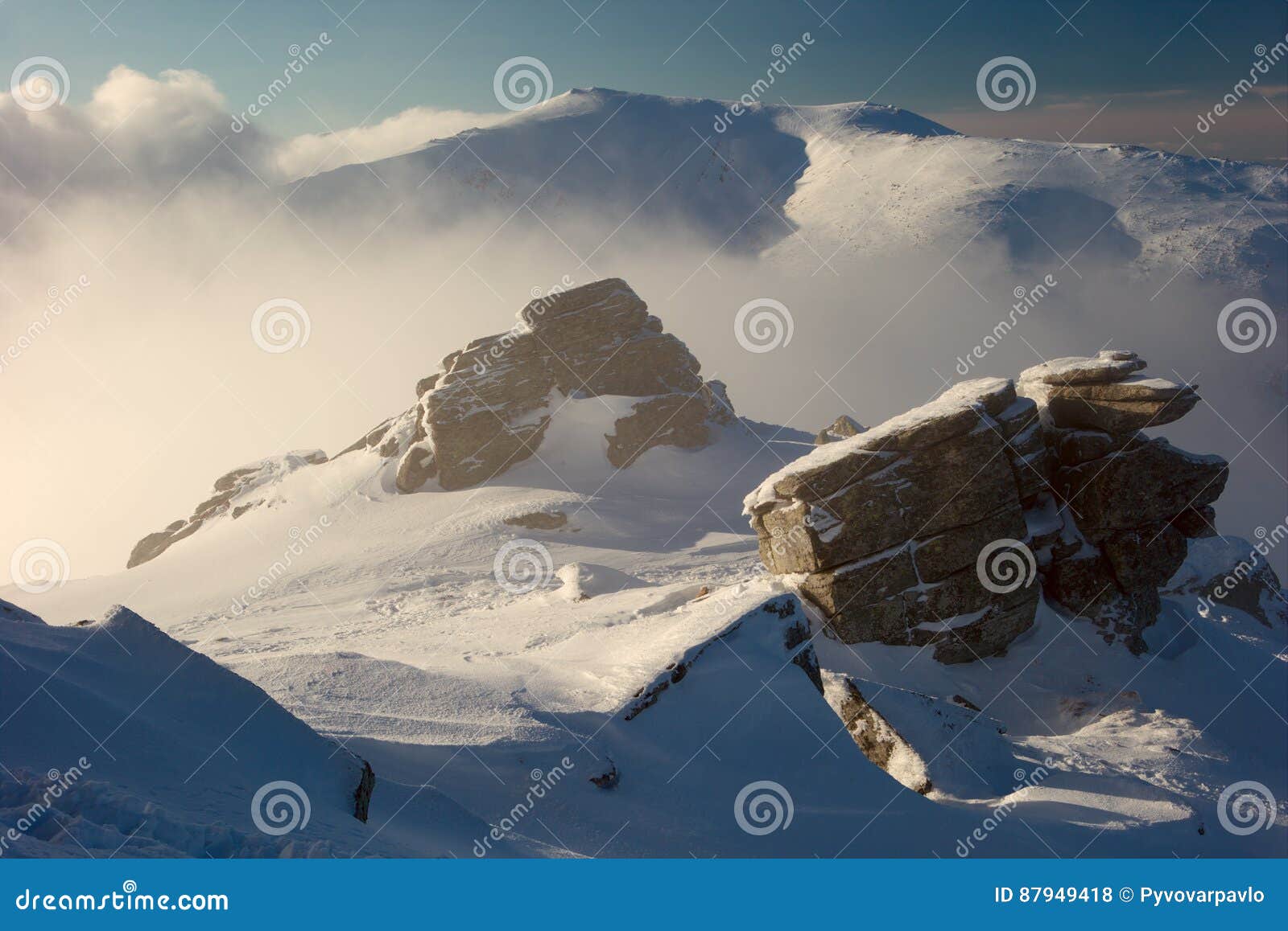 Roca Cubierta Con Nieve Y Niebla Foto de archivo - Imagen de rocas ...