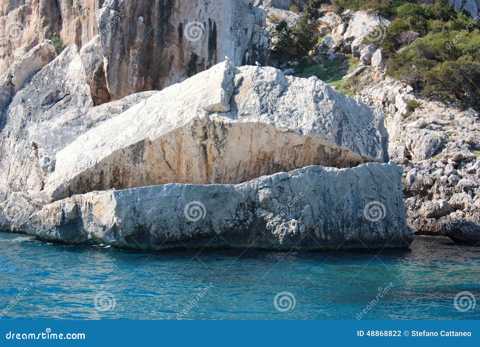 Roca de la boca en el agua foto de archivo. Imagen de agua - 48868822