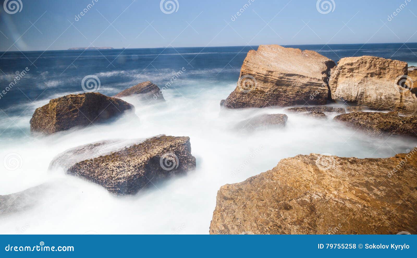 Roca de la ola oceánica foto de archivo. Imagen de alto - 79755258